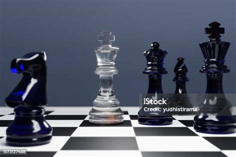 리더십과 성장 개념 체스의 빨간 폰 검은 폰의 군중에서 눈에 띄는 오른쪽에 빈 복사 공간이 있는 검은색 배경에 3d 렌더링 3