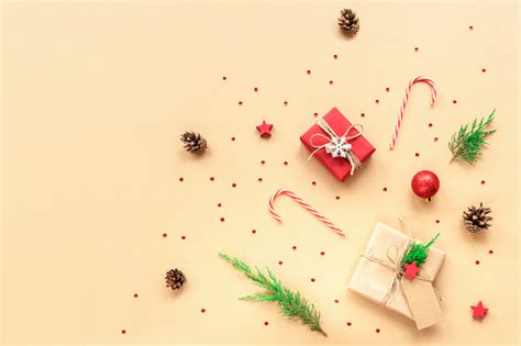 크리스마스 축제 배경 베이지 백고운드에 선물 상자 사탕 지팡이 크리스마스 공과 색종이 상단 보기 플랫 레이 복사 공간 0명에 대한 스톡 사진 및 기타 이미지 Istock