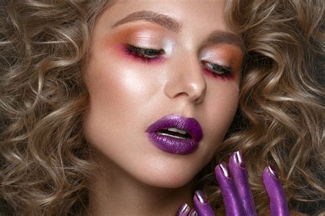 곱슬 머리 고 예술 창조적인 화장 아름 다운 금발 소녀 아름다움 얼굴입니다 곱슬 머리에 대한 스톡 사진 및 기타 이미지 곱슬 머리 관능 그림자 Istock