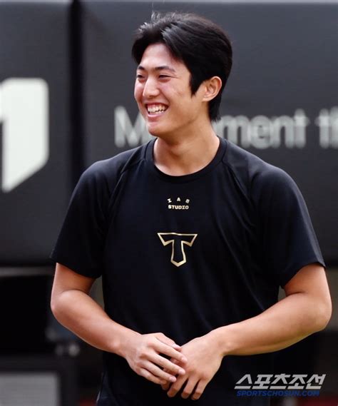 Lee Eui Ris Bright Smile Is Back Sportschosun