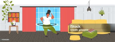 뚱뚱한 뚱뚱한 소녀 비틀기 훌라 후프 과체중 아프리카 계 미국인 땀 여자 심장 훈련 운동 체중 감소 개념 평면 전체 길이 현대 거실 인테리어 수평 가공의 인물에 대한 스톡