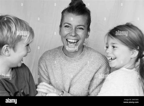 M Re Avec Son Fils Et Sa Fille Photo Stock Alamy