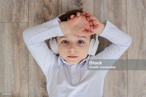 바닥에 누워있는 어린 아이 소년의 꼭대기 전망을 닫습니다 교육에 대한 스톡 사진 및 기타 이미지 교육 교육 행사 놀기 Istock