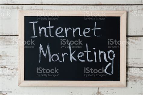 칠판 필기 텍스트 나무 배경에 인터넷 마케팅 디지털 마케팅 개념 0명에 대한 스톡 사진 및 기타 이미지 0명 개념 검은색 Istock