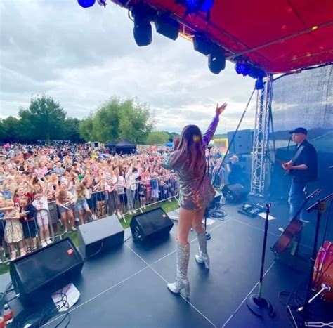 Taylor Swift Tribute Band Quinn Artistes Entertainment Uk
