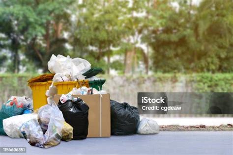 쓰레기통 쓰레기 쓰레기 더미 쓰레기 플라스틱 검은 색 과 쓰레기 봉투 폐기물 앞 도로 도로 울타리 집 폐플라스틱 쓰레기 쓰레기의