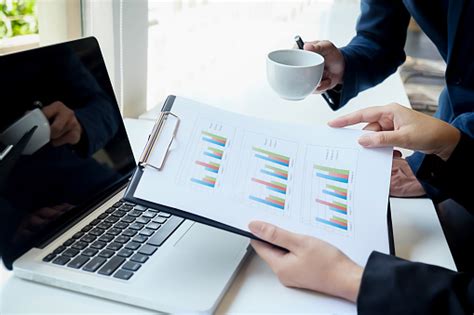 비즈니스 개념입니다 차트 및 그래프를 보여주는 그들의 성공적인 팀워크의 결과 논의 하는 비즈니스 사람 선택적 초점입니다 가리키기에 대한 스톡 사진 및 기타 이미지 Istock