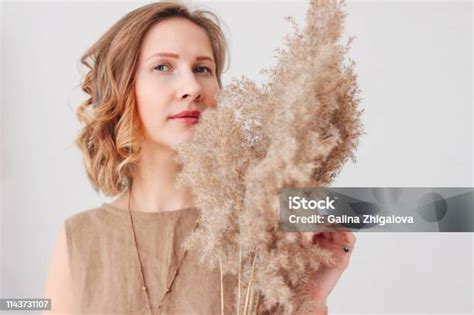 말린 꽃 에코 자연의 아름다움 개념 리넨 드레스에 아름 다운 젊은 여자의 초상화를 닫습니다 갈색에 대한 스톡 사진 및 기타