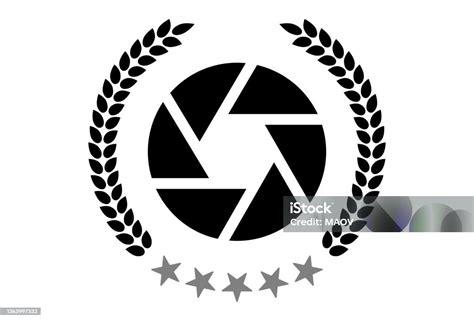 로얄 사진 카메라 최소한의 로고 기호 디자인 벡터 로고 템플릿입니다 고급 서예 문장이 있는 카메라 멀티미디어 조리개 포커스 샷의 모던한 상징 포토그래퍼를 위한 헤럴드리