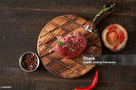 완두콩 말린 토마토 파프리카 나무 표면에 붉은 칠리 신선한 육즙 숙성 필렛 미뇽 스테이크향신료와 도마에 꼬기로 묶여 상단 보기 텍스트장소 0명에 대한 스톡 사진 및 기타