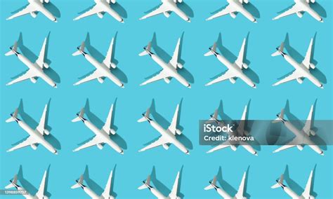 파란색 배경에 여객기로 만든 창조적 인 구성 여름 여행 또는 휴가 패턴 각도에 대한 스톡 사진 및 기타 이미지 각도 개념