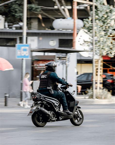 거리 거리 순찰 걷고 있는 경찰 경찰 오토바이 공공 서비스 공공 안전 교통 교통 통제 권위 권위자 나무 녹색 도로 도시 도시의 도시의 삶 모터