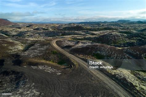 용암 지대 사이로 수평선까지 뻗어있는 비포장 도로의 전망 평면도 드론에서 찍은 사진 Helgafellssveit 아이슬란드 0명에 대한 스톡 사진 및 기타 이미지 Istock
