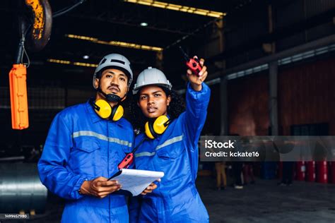 공장 현장에서 일하는 노동자 공장 또는 엔지니어링 현장의 기계 또는 제품을 확인합니다 감독 또는 기술자가 공장의 자재 또는