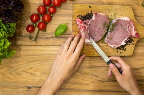 음식입니다 신선한 야채 고기 원시 스테이크와 바베 큐에 대 한 원시 고기 조각 슬라이스 쇠고기 스테이크 바베 큐 토마토 고추 고기 요리에 향신료입니다 건강한 식생활에 대한