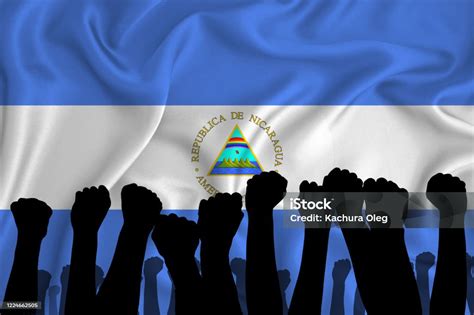 니카라과 의 국기의 배경에 제기 팔과 꽉 주먹의 실루엣 권력 갈등의 개념 텍스트에 대한 장소와 함께 3d 렌더링 니카라과에 대한