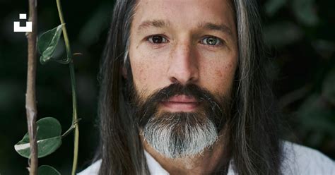 낮 동안 녹색 식물 옆에 서 있는 흰색 드레스 셔츠를 입은 남자 사진 Unsplash의 무료 초상 이미지