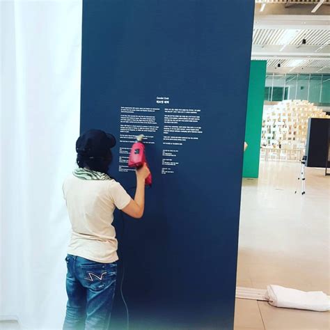 광주 국립아시아문화전당 전시장 캡션 벽에 실크스크린 작업광주실크스크린실크스크린광주공방원데이클래스실크스크린강좌체험학교출장체험행사출장특강실크스크린특강