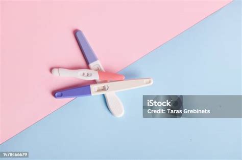 복사 광고 공간이 있는 파란색과 분홍색 배경에 겹쳐진 임신 테스트가 있는 평평한 랫배근 출산 및 모성 계획 0명에 대한 스톡 사진 및 기타 이미지 Istock