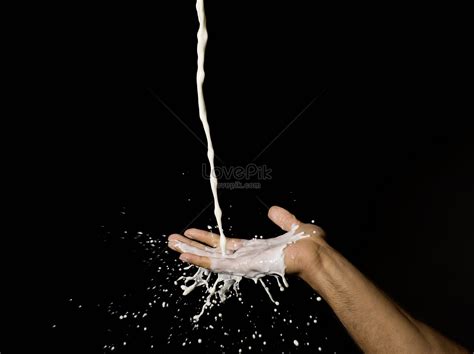 인간의 손에 하얀 액체가 떨어진다 사진 무료 다운로드 Lovepik