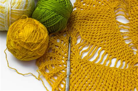 흰색 바탕에 노란색 레이스 크로 셰 뜨개질 스레드 및 크로 셰 뜨개질의 볼 연결 개인 장식품에 대한 스톡 사진 및 기타 이미지 개인 장식품 공예 뜨개 바늘 Istock