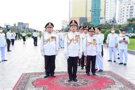 នាយឧត្តមសេនីយ៍ វង្ស ពិសេន អញ្ជើញដឹកនាំប្រតិភូចូលរួមថ្វាយកម្រងផ្កាគោរពព្រះវិញ្ញាណក្ខន្ធ ព្រះករុណា