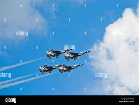F16 F 16 Thunderbirds Perform At Air Show Fly Flying In Formation Order