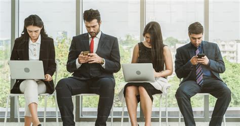 구직자와 지원자가 사무실 의자에서 인터뷰를 기다리고 있습니다 입사 지원 및 채용 면접 자격 개념 사진 Unsplash의 랩톱 이미지