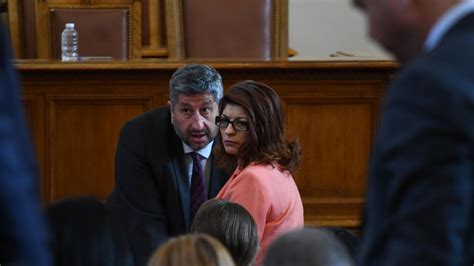 Атанасова Недопустимо е Спецов отново да оглави НАП Новини бг