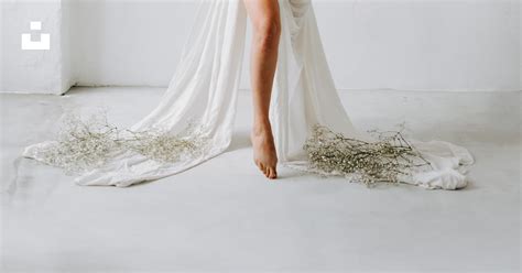 하얀 드레스를 입은 임산부가 사진을 위해 포즈를 취하고 있다 사진 Unsplash의 무료 임신 이미지