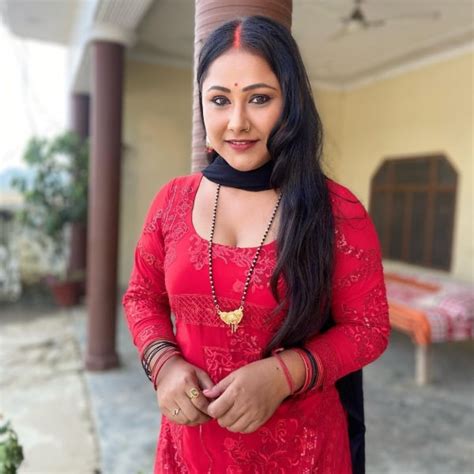 Bhojpuri Actress Priyanka Pandit Married Look Photo Going Viral On