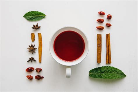 향기와 맛 있는 허브 또는 홍차 백색 표면에 다양 한 재료의 컵 플랫 누워 개념에 대한 스톡 사진 및 기타 이미지 개념 건강관리와 의술 건강한 생활방식 Istock