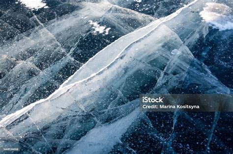 겨울에 얼어 붙은 강에 얼음 얼음 질감 흰색 균열이있는 진한 파란색 얼음 복사 공간 포함 0명에 대한 스톡 사진 및 기타 이미지 Istock