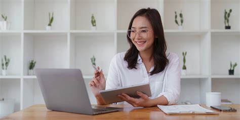 관리자 사업가 재무 검사관이 잔액을 계산하는 보고서를 작성합니다 내부 수익 및 회계 개념 Health Insurance Portability And