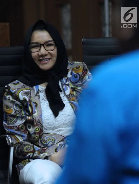 Foto Senyum Rita Widyasari Saat Jalani Sidang Lanjutan Foto