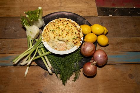 맛있는 생선과 해산물 파이 나무 부엌 테이블에 요리를 만드는 데 사용되는 재료로 둘러싸인 황금 갈색 매시 감자를 얹어 감자 요리에 대한 스톡 사진 및 기타 이미지 Istock