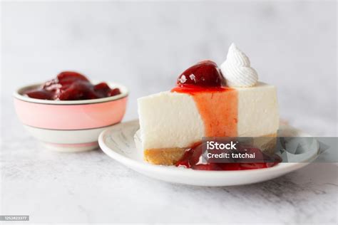 딸기 잼과 흰색 배경에 휘핑 크림 아이스 박스 치즈 케이크 딸기에 대한 스톡 사진 및 기타 이미지 딸기 점에 의한 원근감 0명 Istock