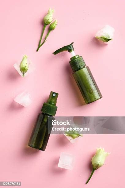 얼음 조각과 꽃핑크 배경에 녹색 스프레이 병과 디스펜서 천연 화장품 포장 디자인 플랫 레이 상단 보기 메이크업 화장품에 대한 스톡 사진 및 기타 이미지 Istock