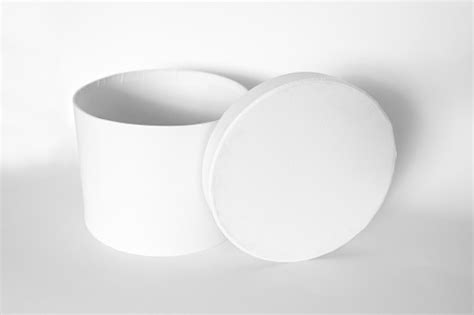 단 하나 빈 짜임새 둥근 상자 밧줄과 그것의 뚜껑을 가진 선물은 밝은 백색 배경에 고립된 그것에 기대어 있습니다 그림자가 있는 모형 0명에 대한 스톡 사진 및 기타 이미지