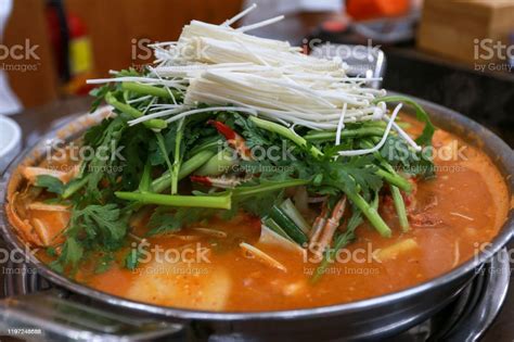 큰 냄비에 에노키 버섯과 야채를 곁들인 한국 전통 음식 매콤한 게 스튜 수프 버섯 수프에 대한 스톡 사진 및 기타 이미지 버섯 수프 양념류 한국 Istock