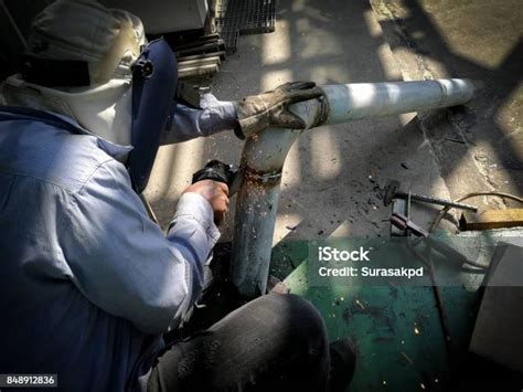 개인 보호 장비 분쇄기 기계 파이프 연마 작업자 남자가 있다 강철에 대한 스톡 사진 및 기타 이미지 강철 공사장 인부