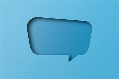 구멍으로 자른 하늘색 종이 구름 모양은 빛과 그림자로 겹쳐져 있습니다 대화 풍선 문자 기호에 대한 스톡 사진 및 기타 이미지