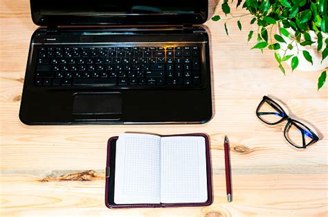 노트북 안경과 메모장은 나무 테이블에 누워 온라인 학습 집에서 작업 0명에 대한 스톡 사진 및 기타 이미지 0명 개념 공란 Istock