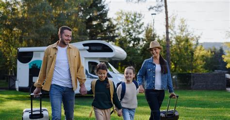 여행 가방을 들고 걷는 행복한 젊은 가족 정원에서 야외 캐러밴 여행에서 집으로 돌아오는 사진 Unsplash의 여행 가방 이미지