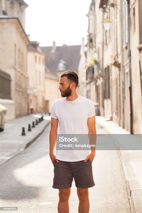 캐주얼 도시 스타일에 귀하의 로고 또는 디자인에 대 한 공간을 가진 빈 티셔츠를 입고 수염과 Hipster 잘생긴 남성 모델 T 셔츠에 대한 스톡 사진 및 기타 이미지