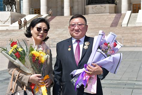 МУ ын Ерөнхийлөгчийн зарлигаар “Хүний гавьяат эмч” ээр шагнагдлаа ЗӨСҮТ