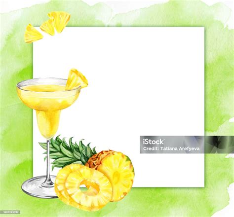 수채화 손으로 그린 사각형 프레임 파인애플 하프와 슬라이스 잘 익은 파인애플과 칵테일 잔 노란색 열대 과일 스케치 녹색 수채화 배경과 음식 그림 건강한 식생활에 대한 스톡