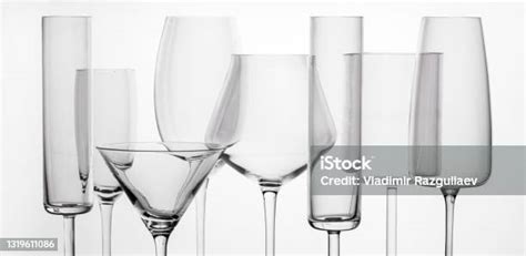 투명 안경 배경 와인 샴페인 또는 칵테일을 위한 빈 잔을 마시며 술을 많이 마신다 파노라마 긴 레이아웃 수집에 대한 스톡 사진 및 기타 이미지 Istock