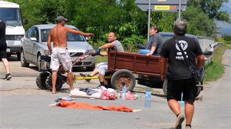Пътят Сливен Ямбол в района на Крушаре вече шести ден е блокиран заради протест Курбан по