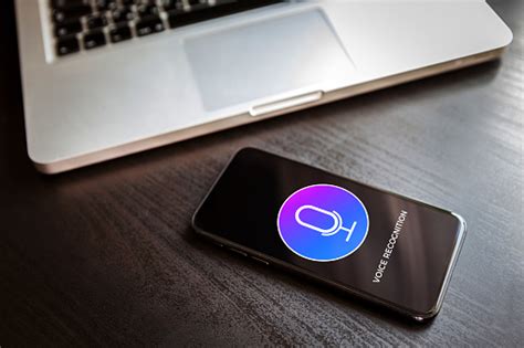 음성 인식 Siri 인공 지능 Siri 음성 음성 감지 및 딥 러닝 검색 개념 스마트 폰 화면에 마이크 아이콘모바일 응용 프로그램 0명에 대한 스톡 사진 및 기타 이미지